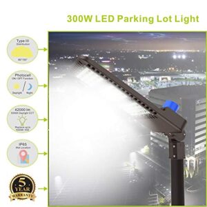 LED Parking Lot Lights 300W, Star Ever Lighting Waterproof IP65 LED Shoebox Area Light with Dusk to Dawn Photocell - 5000K 1000W Equivalent - Knuckle Slipfitter Mount - 40000 LM