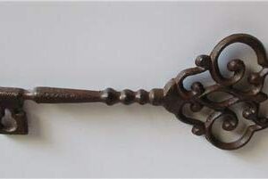 UD Decorative Iron Skeleton Key Wall Decor