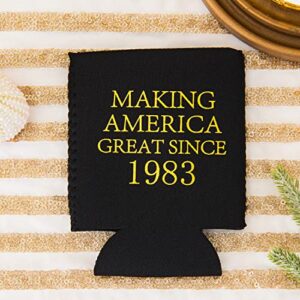 Crisky 40th Birthday Beer Sleeve, 40th Birthday Can Cooler Insulated Covers, 40th Birthday Decorations Black Gold Making Great Since 1983, Neoprene Coolers for Soda, Beer, Can Beverage, 24 Pcs