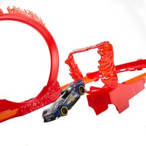 Hot Wheels Track Builder Playset Flame Stunt Pack with 16 Component Parts & 1:64 Scale Toy Car in Storage Container