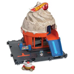 hot wheels city track set with 1 car, track play that connects to other sets, ice cream shop playset​​