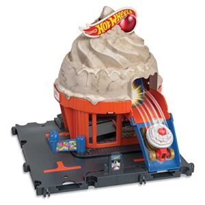 Hot Wheels City Track Set with 1 Car, Track Play That Connects to Other Sets, Ice Cream Shop Playset​​