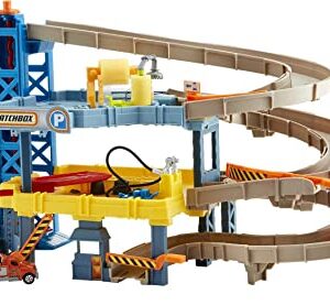 Matchbox Cars Playset, 4-Level Toy Garage & Tow Truck in 1:64 Scale, Kid-Powered Elevator, Car Repair Station & Spiral Ramp