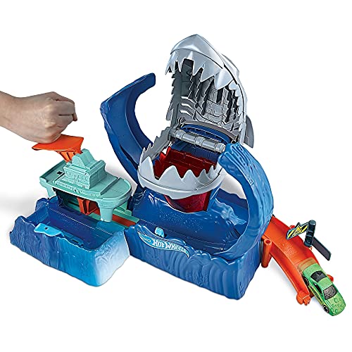 Hot Wheels Toy Car Track Set, Robo Shark Frenzy Playset & Color Shifters Car in 1:64 Scale, Color Change Area in Warm & Icy Cold Water