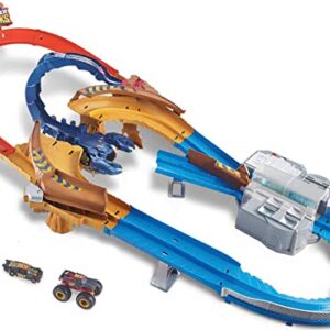 Hot Wheels Monster Trucks Scorpion Sting Raceway Track Set with 1 Toy Truck & 1 Hot Wheels Car in 1:64 Scale, Boosted Race Track