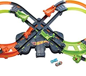 Hot Wheels Toy Car Track Set Colossal Crash, More Than 5-Ft Wide, Powered by Motorized Booster, 1:64 Scale Car