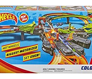 Hot Wheels Toy Car Track Set Colossal Crash, More Than 5-Ft Wide, Powered by Motorized Booster, 1:64 Scale Car