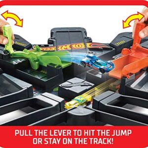 Hot Wheels Toy Car Track Set Colossal Crash, More Than 5-Ft Wide, Powered by Motorized Booster, 1:64 Scale Car