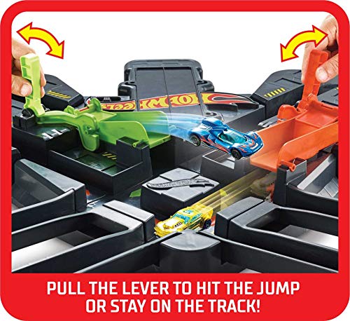 Hot Wheels Toy Car Track Set Colossal Crash, More Than 5-Ft Wide, Powered by Motorized Booster, 1:64 Scale Car