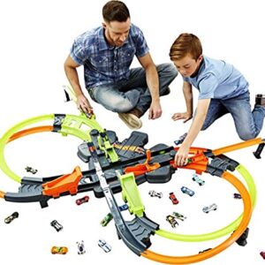 Hot Wheels Toy Car Track Set Colossal Crash, More Than 5-Ft Wide, Powered by Motorized Booster, 1:64 Scale Car