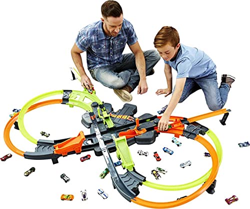 Hot Wheels Toy Car Track Set Colossal Crash, More Than 5-Ft Wide, Powered by Motorized Booster, 1:64 Scale Car