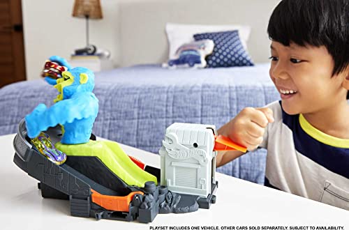 Hot Wheels Toxic Ape Attack Play Set for Kids 4 to 8 Years Old, Launch Included Car at Moving Purple Ape to Defeat It Before It Knocks Cars Off The Track & Destroys Garage