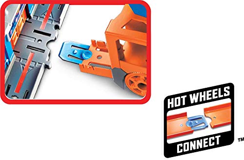 Hot Wheels Toy Car Shark Chomp Transporter & 1:64 Scale Car, Connects to Hot Wheels Track & Stores 5 Scale Vehicles