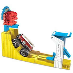 hot wheels monster trucks big air breakout play set with 5 alarm 1:64 scale die-cast metal body monster truck 4 plastic crushed cars 1 slam launcher and ramp for vertical crashing complete gift