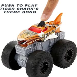 Hot Wheels Monster Trucks Roarin’ Wreckers, 1 1:43 Scale Truck with Lights & Sounds, Plays Truck's Theme Song, Toy for Kids 3 Years Old & Older