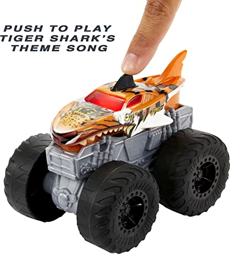 Hot Wheels Monster Trucks Roarin’ Wreckers, 1 1:43 Scale Truck with Lights & Sounds, Plays Truck's Theme Song, Toy for Kids 3 Years Old & Older