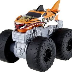 Hot Wheels Monster Trucks Roarin’ Wreckers, 1 1:43 Scale Truck with Lights & Sounds, Plays Truck's Theme Song, Toy for Kids 3 Years Old & Older