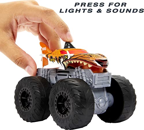 Hot Wheels Monster Trucks Roarin’ Wreckers, 1 1:43 Scale Truck with Lights & Sounds, Plays Truck's Theme Song, Toy for Kids 3 Years Old & Older