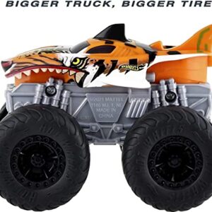 Hot Wheels Monster Trucks Roarin’ Wreckers, 1 1:43 Scale Truck with Lights & Sounds, Plays Truck's Theme Song, Toy for Kids 3 Years Old & Older