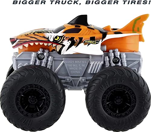 Hot Wheels Monster Trucks Roarin’ Wreckers, 1 1:43 Scale Truck with Lights & Sounds, Plays Truck's Theme Song, Toy for Kids 3 Years Old & Older