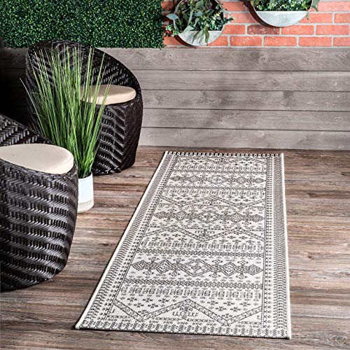 nuLOOM Kandace Tribal Indoor/Outdoor Area Rug, 5' 3" x 7' 6", Ivory