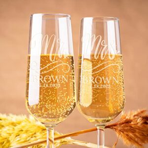 P Lab Set of 2, Bride and Groom Champagne Glasses w/Last Name & Date, Personalized Mr. Mrs. Engagement & Wedding Champagne Flutes, Toasting Glasses - Customized Etched Flutes, Wedding Gift #N5