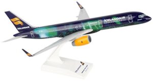 daron skymarks icelandair 757-200 hekla aurora 1/150 (skr892)