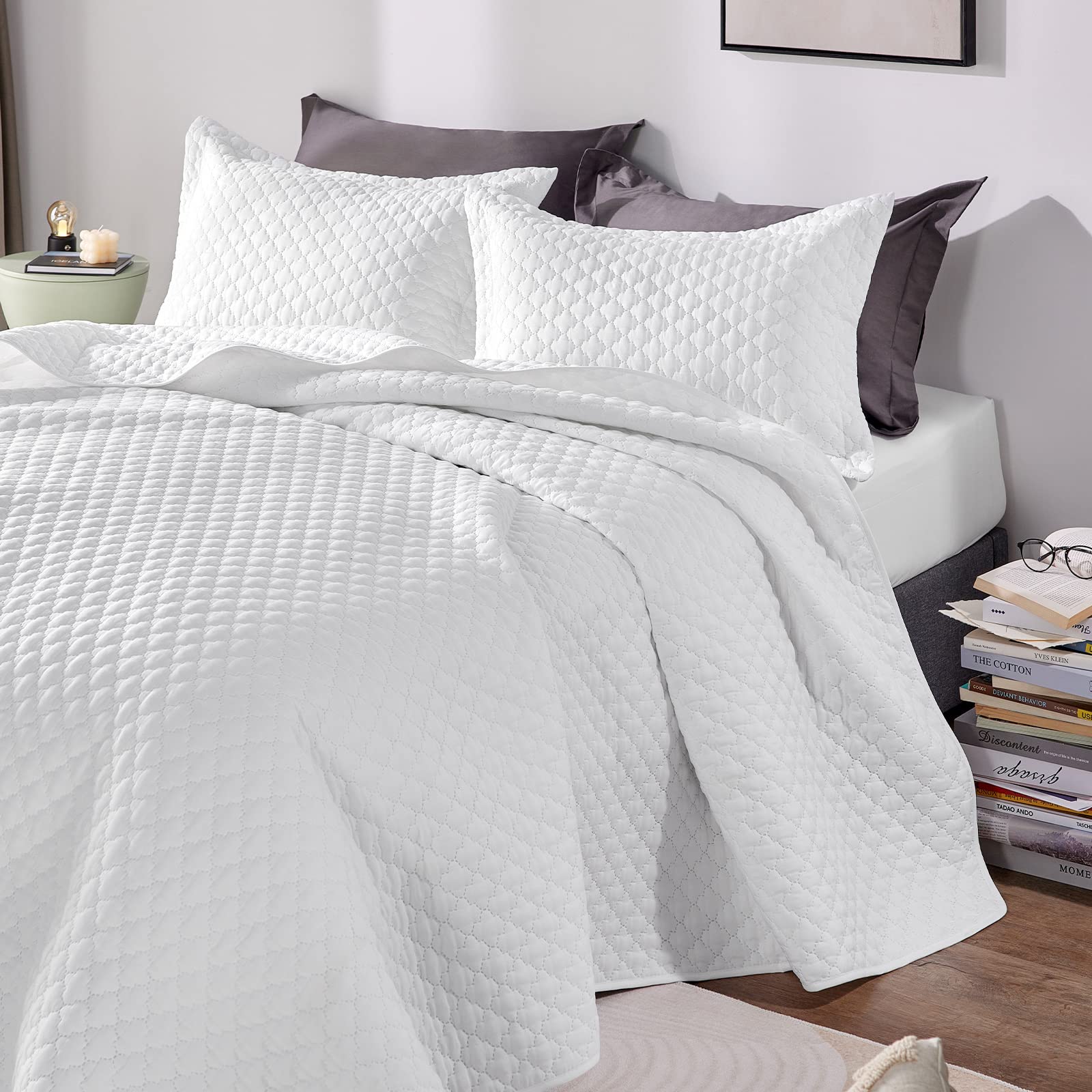 CozyLux Summer Quilt Sets Queen/Full Size White 3 Pieces - Lightweight Soft Bedspread - Lantern Ogee Pattern Coverlet Bedding Set for All Season - 1 Quilt and 2 Pillow Shams - White, 90"x96"