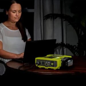 RYOBI ONE+ 18V 800-Watt Max 12V Automotive Power Inverter with Dual USB Ports - RYi8030AVNM