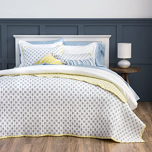 MARTHA STEWART Naomi Yellow Queen Quilt Set - 3 Piece, 100% Cotton Bedspread, Reversible, Cool, Crisp Percale Weave, Soft & Printed Lightweight Quilt, Summer Bedding, 1 Quilt, 2 Pillow Shams