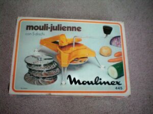 vintage mouli-julienne con 5 dischi -- schnitzel-mouli met 5 schijven -- moulinex rotary slicer -- slicer disc, julienne disc, medium shredder disc, shredder disc, superfine shredder disc