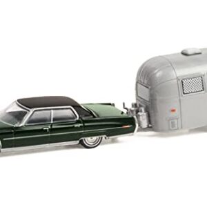 1972 Sedan DeVille Brewster Green Met. w/Black Top & Airstream 16’ Bambi Travel Trailer Hitch & Tow 1/64 Diecast Model Car by Greenlight 32240 A