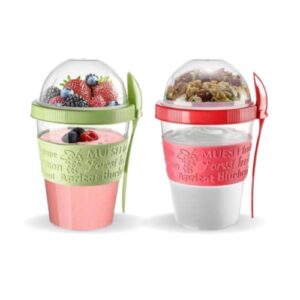 dgrs market 20 oz breakfast cereal on the go cups with spoon, portable take'n go oatmeal and yogurt parfait containers cup with lids reusable for yogurt, fruit cup for travel, 2pcs (green & red)