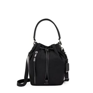 tumi voyageur sabetha bucket crossbody - black/gunmetal