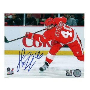 henrik zetterberg signed detroit red wings 8 x 10 photo - 70675 - autographed nhl photos