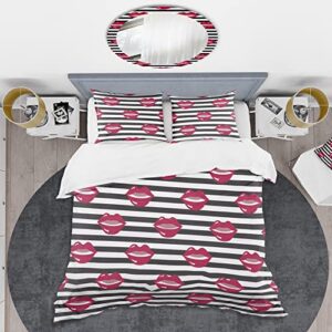 DESIGN ART Designart 'Red Lips Fashion Pattern' Mid-Century Duvet Cover Set King Cover + 2 King Shams (Comforter not Included) 3 Piece