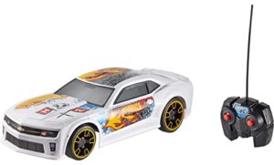 hot wheels rc white zl1 camaro, full-function remote-control toy car, high-performance engine, 2.4 ghz with range of 65ft