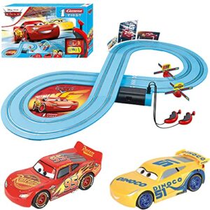 carrera first disney/pixar cars - slot car race track - includes 2 cars: lightning mcqueen and dinoco cruz - battery-powered beginner racing set for kids ages 3 years and up