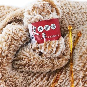 200g Faux Fur Crochet Yarn for Beginners, Fluffy Thick Velvet Crochet Yarn Super Soft Yarn Chunky Yarn for Crocheting Stuffed Animal Dolls Cushions Hats, 100g/Roll