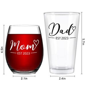 Modwnfy New Parents Gift, Mom & Dad Est 2023 Stemless Wine Glass and Beer Glass Set for New Parents Parents to Be Mom Dad, Ideal Gift for Christmas Mother's Day Father's Day Daily Use