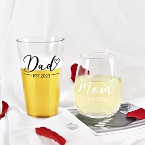 Modwnfy New Parents Gift, Mom & Dad Est 2023 Stemless Wine Glass and Beer Glass Set for New Parents Parents to Be Mom Dad, Ideal Gift for Christmas Mother's Day Father's Day Daily Use