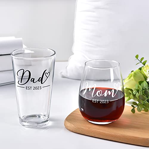 Modwnfy New Parents Gift, Mom & Dad Est 2023 Stemless Wine Glass and Beer Glass Set for New Parents Parents to Be Mom Dad, Ideal Gift for Christmas Mother's Day Father's Day Daily Use