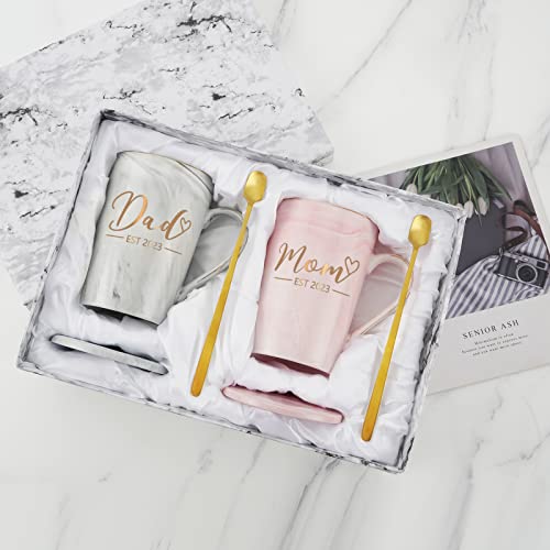 YHRJWN - Dad Mom Est 2023 - New Parent Gifts - Dad Mom Coffee Mug for Couples - Pregnancy Announcement Parent to be Gifts - Anniversary Christmas Gifts- Marble Set 14 Oz With Gift Box Coaster Spoon