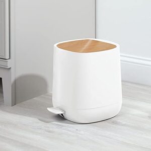 mDesign Modern 1.3/5 Liter Gallon Plastic Step Trash Can Wastebasket, Small Garbage Container Bin - for Bathroom, Powder Room, Bedroom, Kitchen, Craft Room - Removable Liner Bucket - White/Bamboo