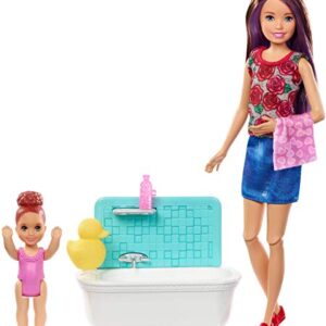 Barbie Skipper Babysitters Inc. Playset with Bathtub, Babysitting Skipper Doll and Small Toddler Doll with Button to Move Arms and Splash, Plus Themed Accessories, Gift for 3 to 7 Year Olds​​​​