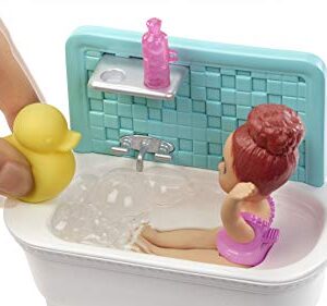 Barbie Skipper Babysitters Inc. Playset with Bathtub, Babysitting Skipper Doll and Small Toddler Doll with Button to Move Arms and Splash, Plus Themed Accessories, Gift for 3 to 7 Year Olds​​​​