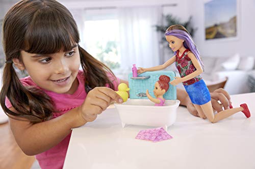 Barbie Skipper Babysitters Inc. Playset with Bathtub, Babysitting Skipper Doll and Small Toddler Doll with Button to Move Arms and Splash, Plus Themed Accessories, Gift for 3 to 7 Year Olds​​​​