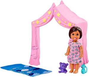 barbie skipper babysitters inc. doll playset includes small toddler doll, pink tent and cloud-print sleeping bag, plus bottle and teddy bear, gift for 3 to 7 year olds