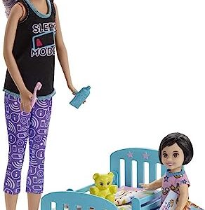 Barbie Skipper Babysitters Inc. Bedtime Playset with Babysitting Skipper Doll, Toddler Doll with Glow-in-the-Dark Pajamas, Bed, Sleeping Kitty, Teddy Bear, Blanket and Storybook for Kids 3-7 Years Old