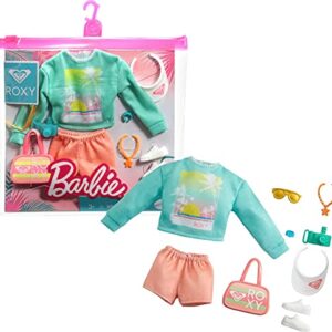 Barbie Storytelling Fashion Pack of Doll Clothes Inspired by Roxy: Sweatshirt with Roxy Graphic, Orange Shorts & 7 Beach-Themed Accessories Dolls Including Camera